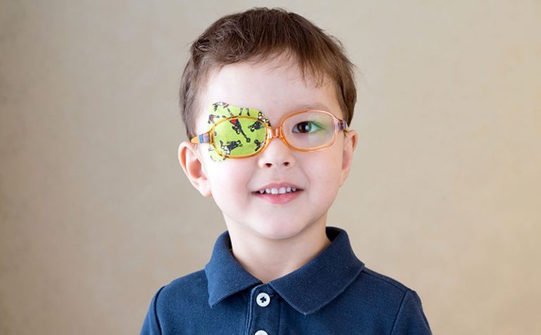 ¿Por qué me pones un parche en el ojo?